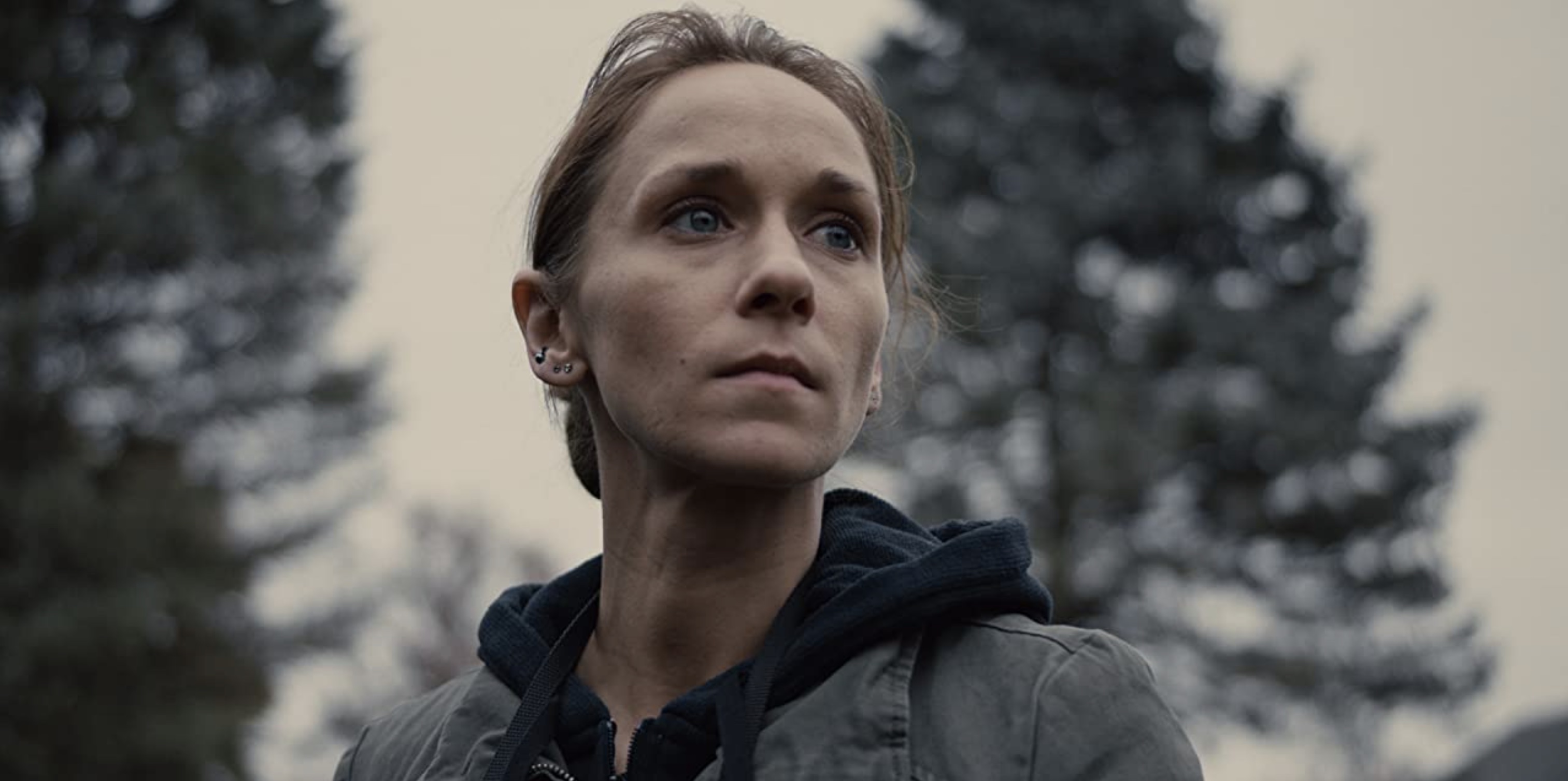 BELOW THE FOLD (2021) Reviews and overview - MOVIES & MANIA